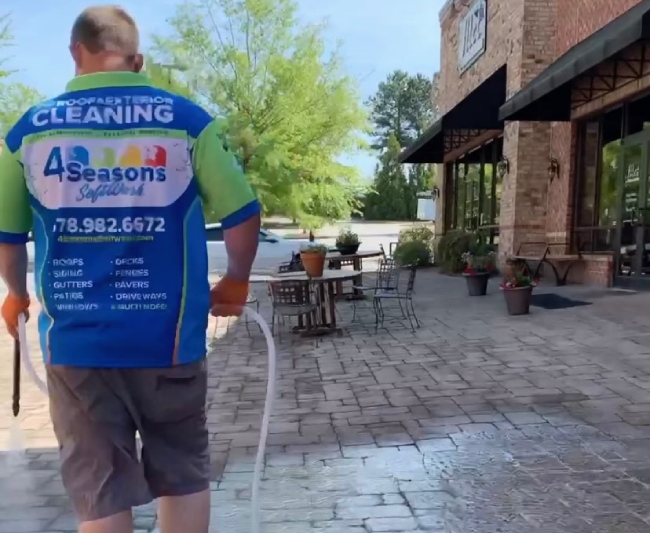 What Is Softwashing? | 4 Seasons SoftWash